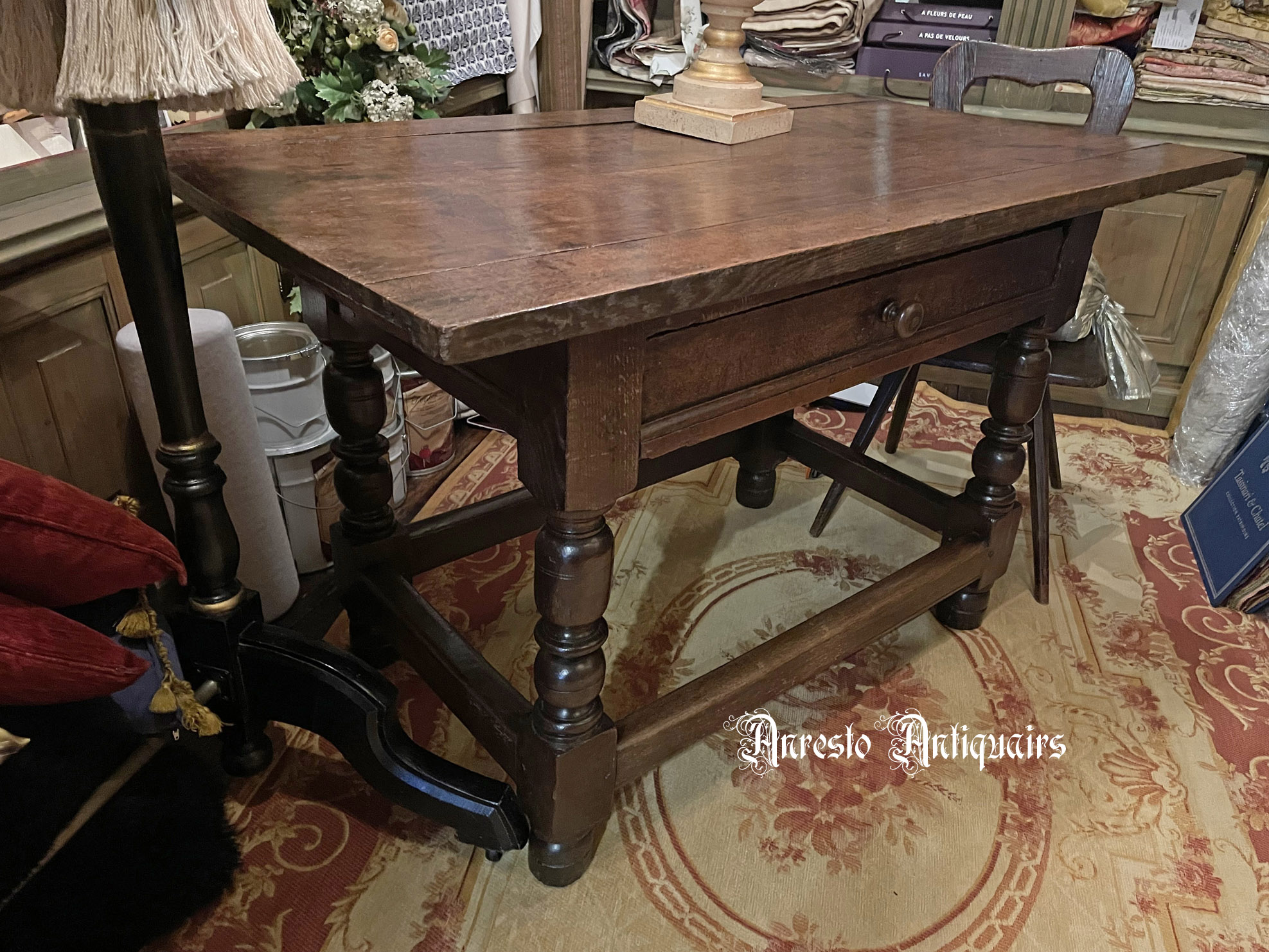 Antieke Vlaamse tafel