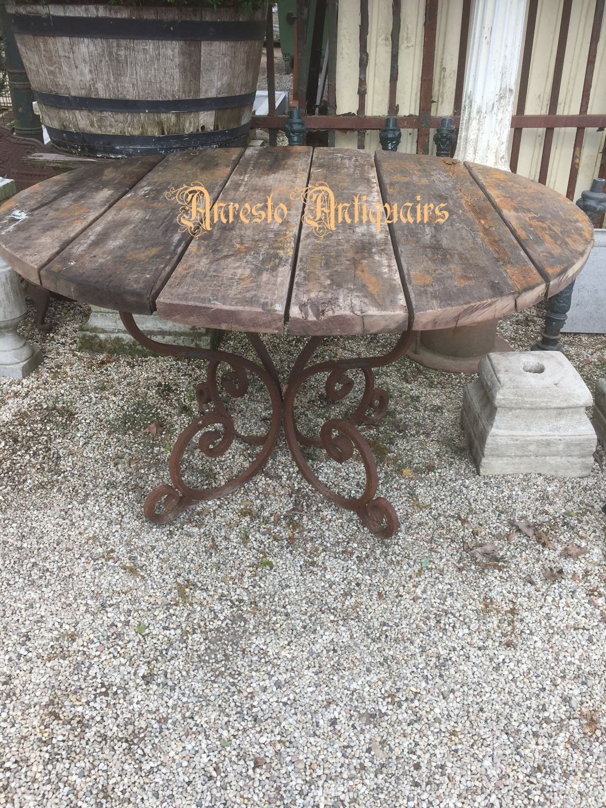 Exclusieve houten ronde tuintafel met smeedijzeren onderstel